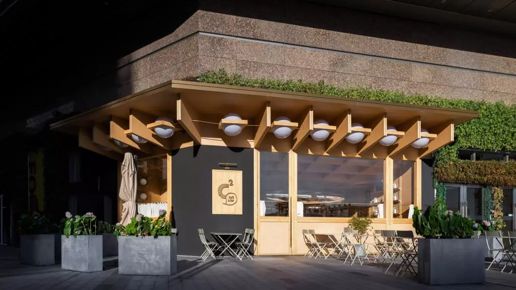 Varios asociados diseñan C2 Cafe & Bar como una "cabaña en la ciudad" de madera
