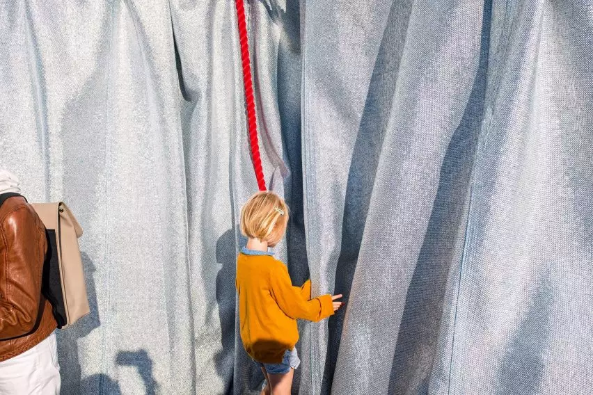 Een close-up van L'Arc de Triomphe Wrapped