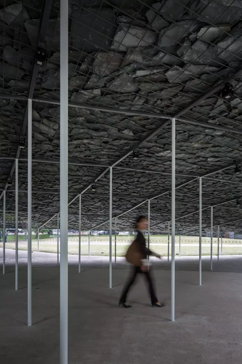 O Pavilhão Serpentine 2019 foi projetado pelo arquiteto japonês Junya Ishigami