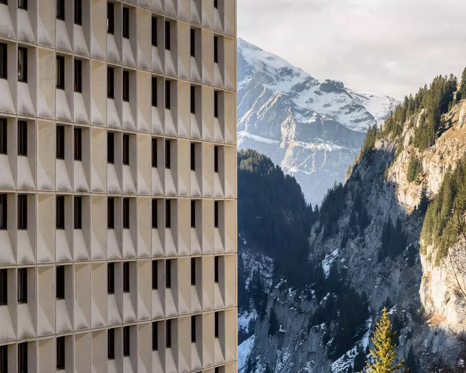 Ohun asegbeyin ti Brutalist siki ti Flaine, France nipasẹ Alastair Philip Wiper