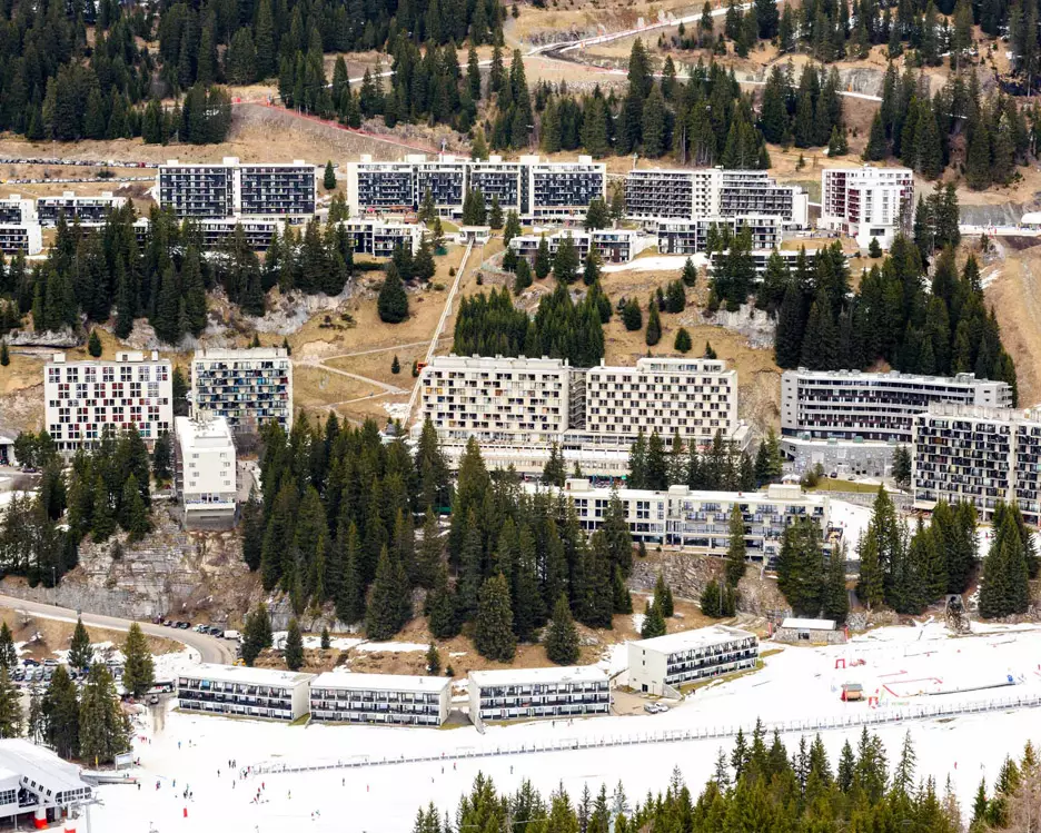 Lub Brutalist caij ski resort ntawm Flaine, Fabkis los ntawm Alastair Philip Wiper