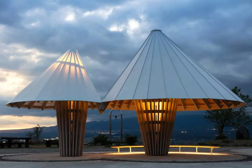 Les structures du parc Oath Hill sont éclairées de l'intérieur par un éclairage chaleureux