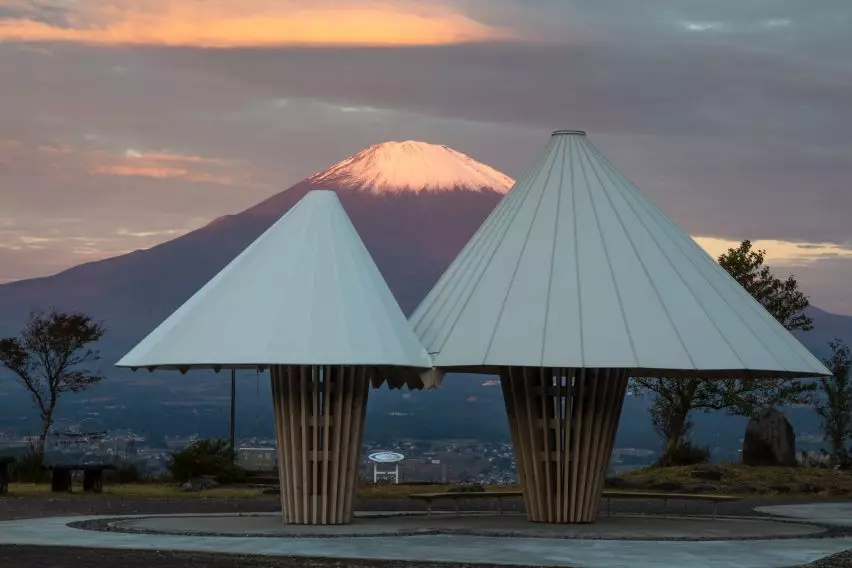 Structures du parc Oath Hill photographiées contre des vues sur le mont Fuji