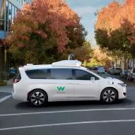 Samoriadiace auto Waymo Chrysler