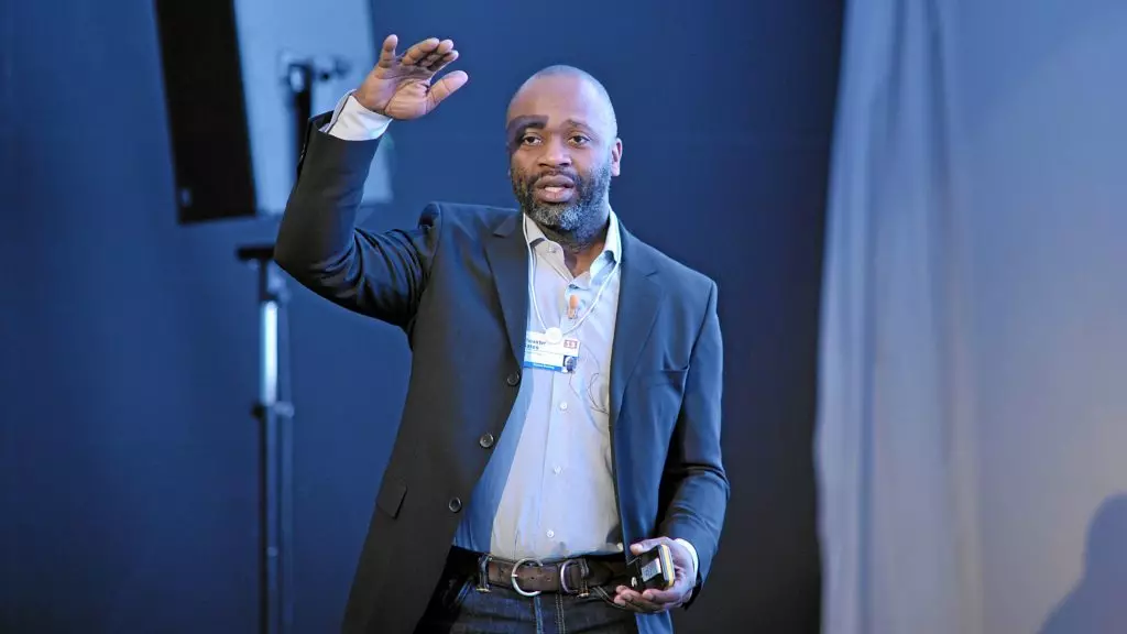 Theaster Gates wedi'i enwi'n ddylunydd Pafiliwn Serpentine 2022