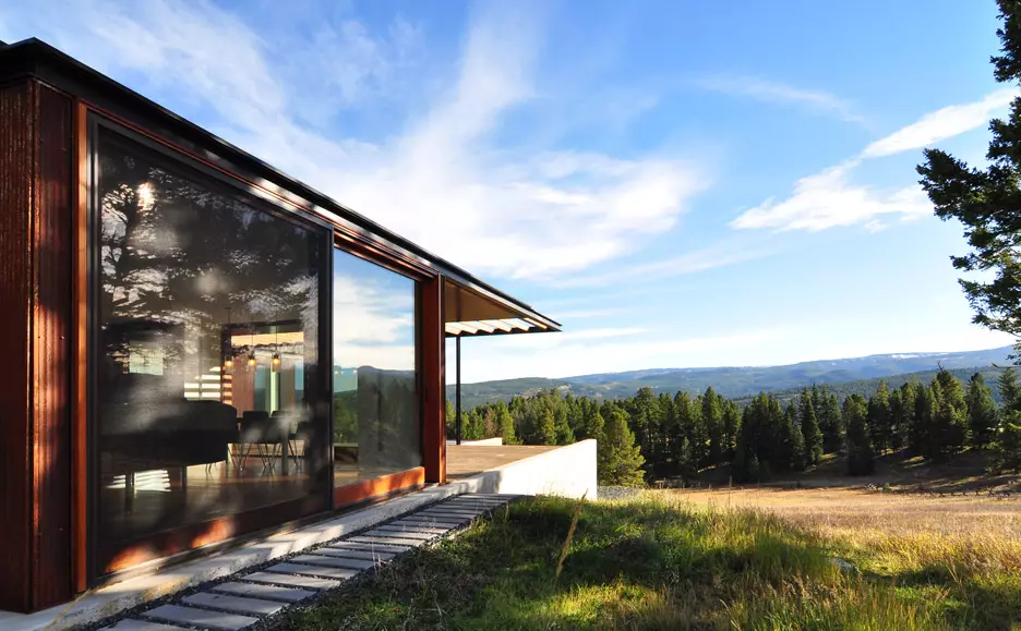 Rumah Gunung di Montana oleh Johnsen Schmaling Architects dilapisi dengan kayu hangus