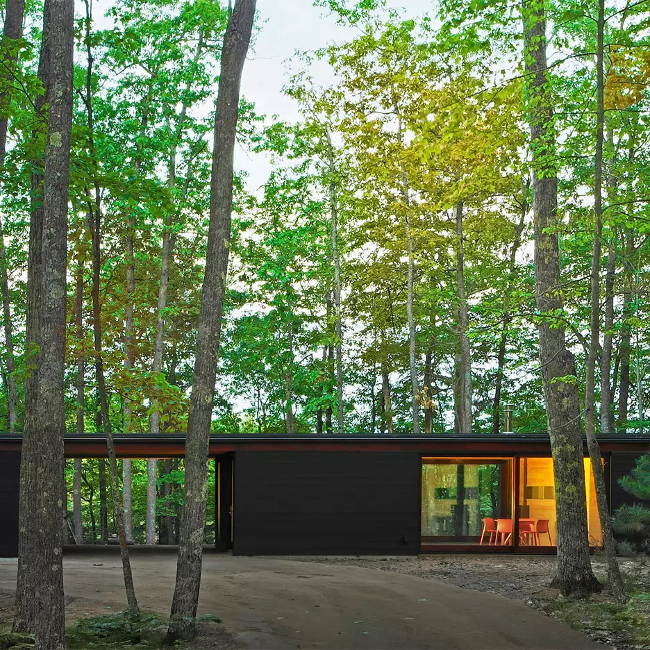 Johnsen Schmaling Architects မှ linear cabin