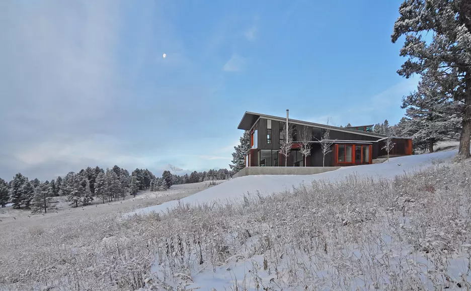 It Mountain House yn Montana troch Johnsen Schmaling Architects is beklaaid mei charred hout