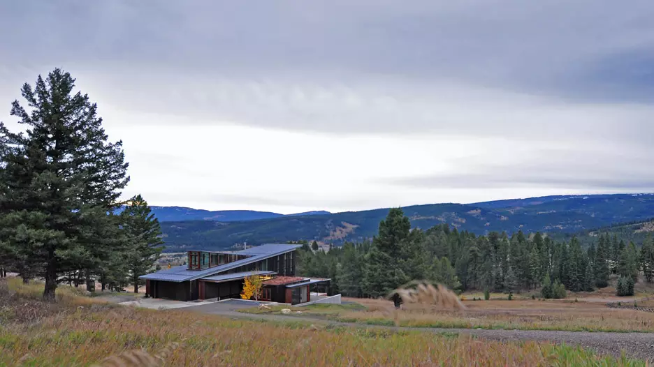 It Mountain House yn Montana troch Johnsen Schmaling Architects is beklaaid mei charred hout