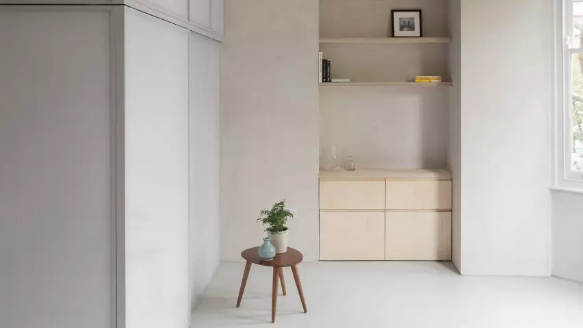 Minimalna notranjost spalnega dela apartmaja Shoji