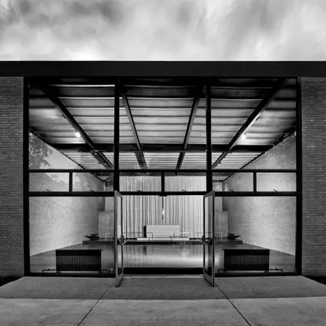 Robert Carr Memorial Chapel door Mies van der Rohe