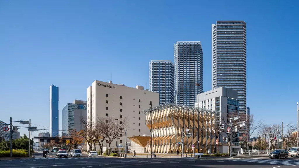 Kengo Kuma bouwt kruisgelamineerd houten paviljoen en park in Tokio