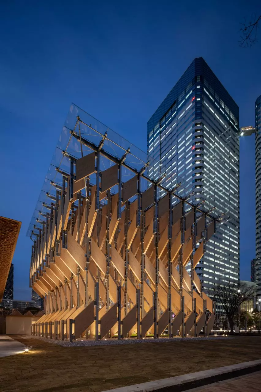 CLT Park Harumi von Kengo Kuma in Tokio, Japan, bei Nacht