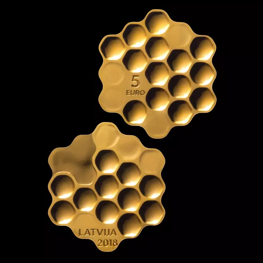 Arthur Analts bringt earbetoan oan Letlân mei honeycomb coin design