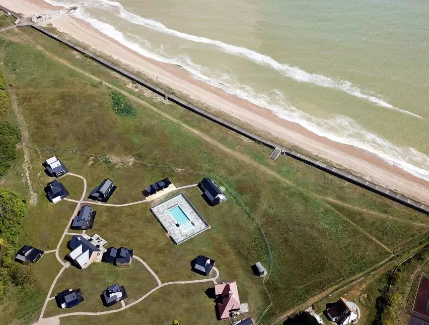 Kabini Cabü ħdejn il-baħar f'Dymchurch, Kent, l-Ingilterra