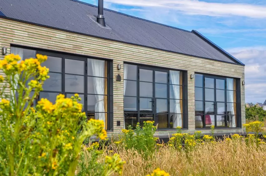 Cabü dakunan bakin teku a Dymchurch, Kent, Ingila