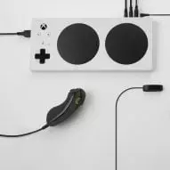 Microsoft пуска Xbox Adaptive Controller за геймъри с увреждания