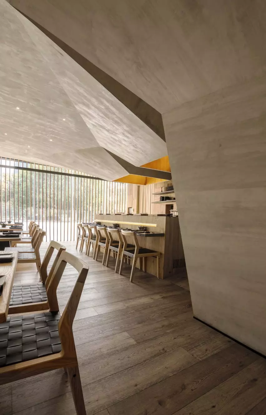 Oku Restaurant minn Michan Architecture fil-Belt tal-Messiku