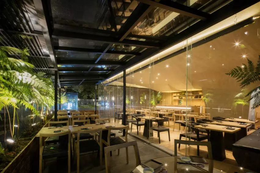 Oku Restaurant minn Michan Architecture fil-Belt tal-Messiku