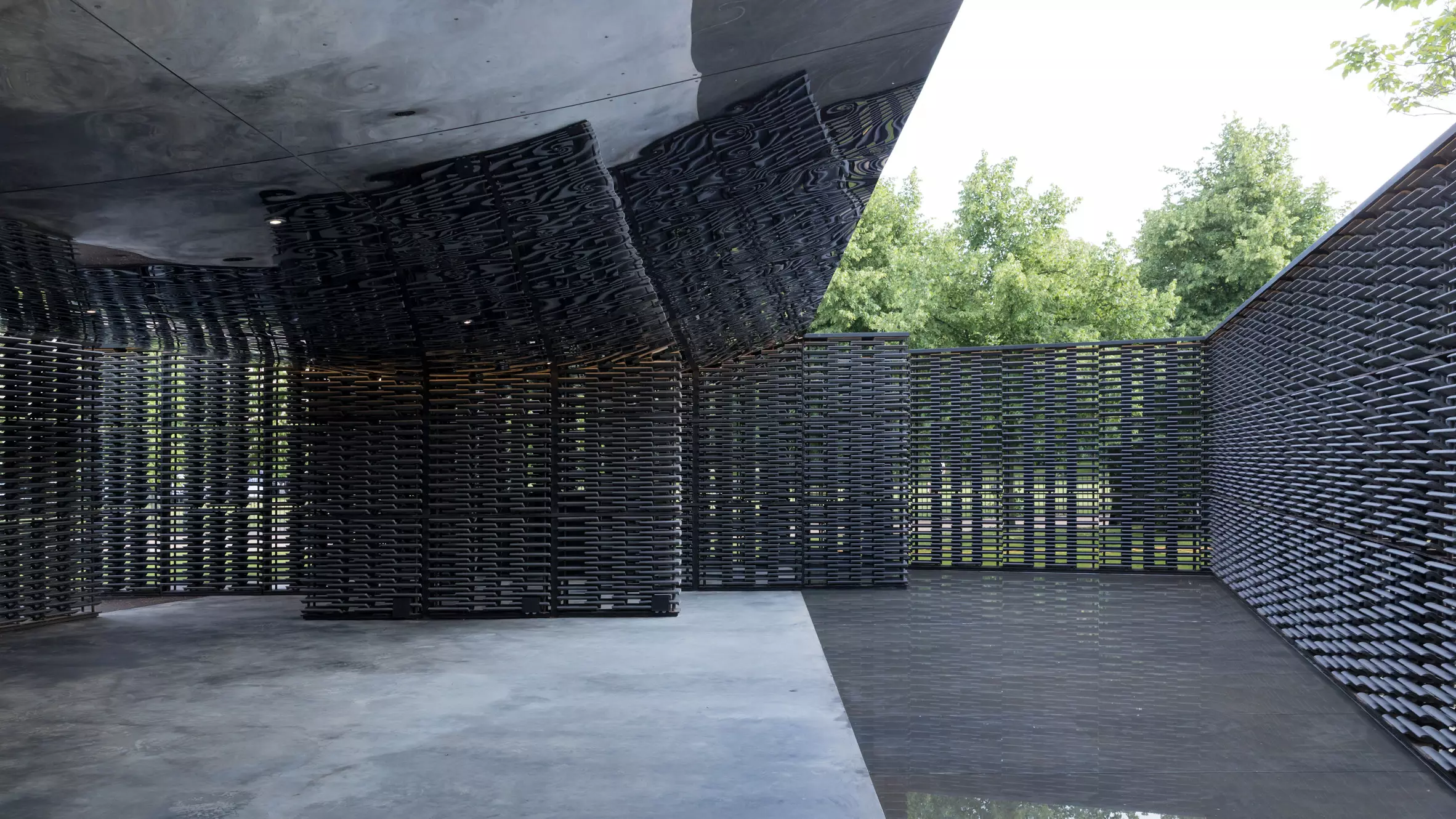 Frida Escobedo plitələrdən "toxunmuş qobelen" ilə Serpentine Pavilion tikir