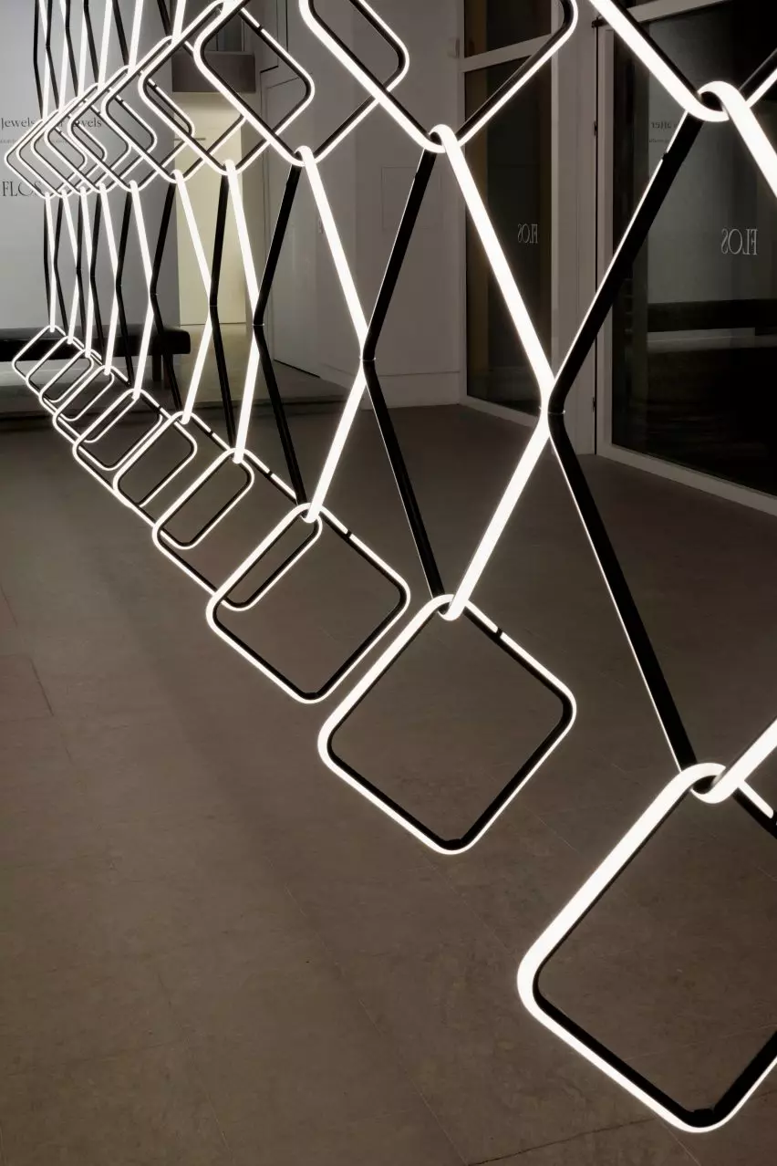 Michael Anastassiades cria sistema de iluminação modular baseado em correntes de joias para Flos 20853_2