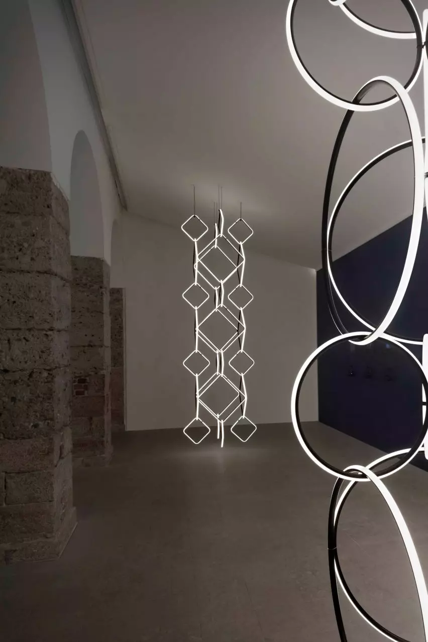 Michael Anastassiades pergala ronahiyê ya modular li ser bingeha zincîrên zêran ji bo Flos diafirîne 20853_3