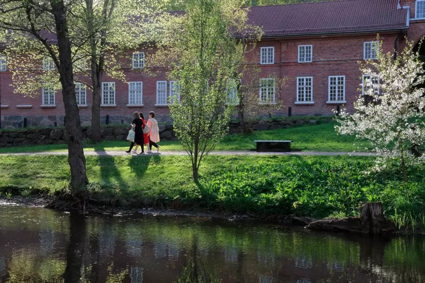 Jasper Morrison menyusun koleksi bangku berjenama untuk biennale Finland