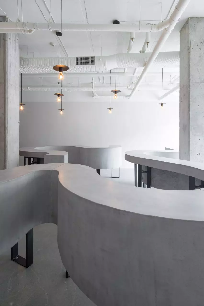 Intérieur d'un bar à huîtres conçu par Batay-Csorba Architects