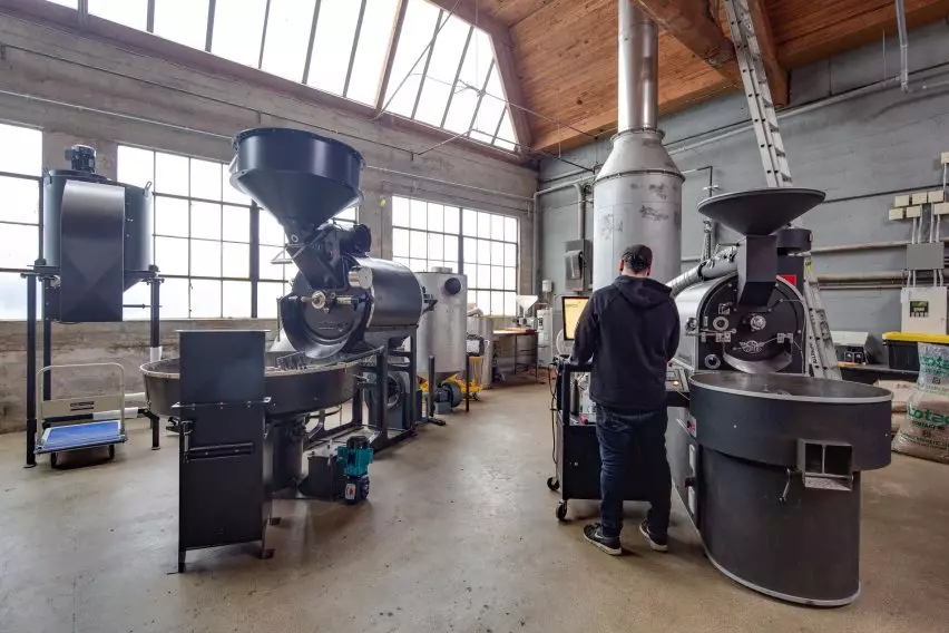 Roastery na Pallet Coffee Roasters HQ nke Alice D'Andrea dere