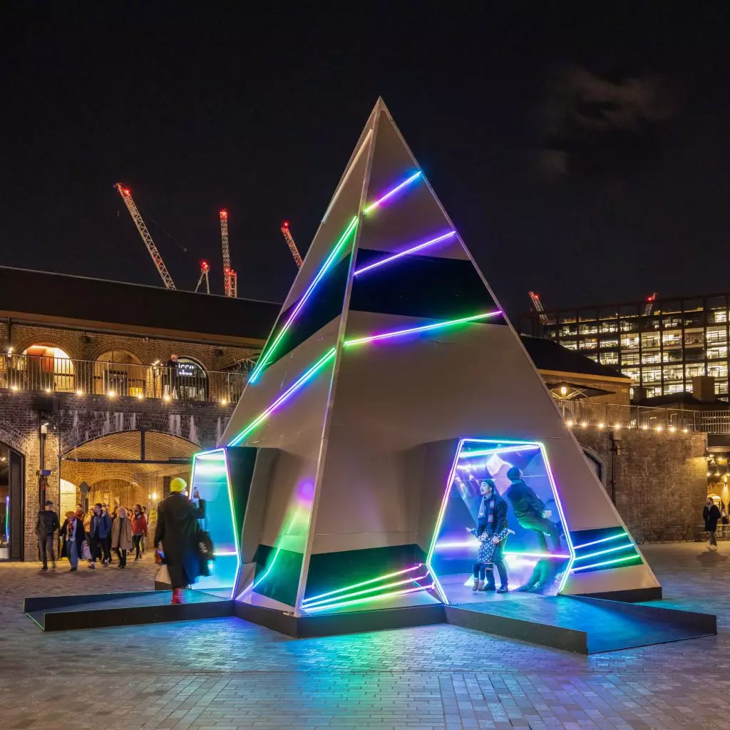 Acesta este Loop instalează brad caleidoscopic de Crăciun la Coal Drops Yard