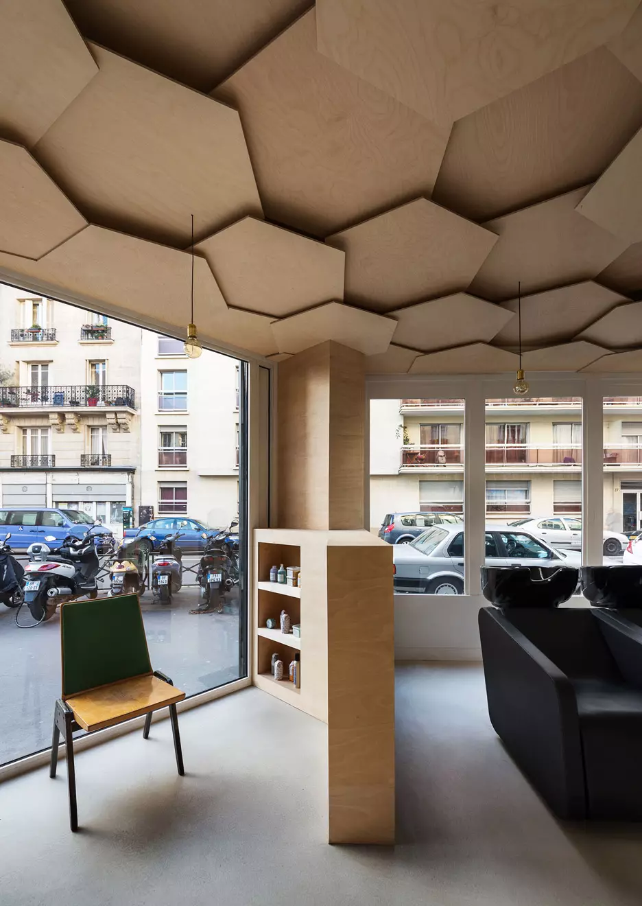 Joshua Florquin ntxiv hexagonal-pattern qab qab nthab rau Les Dada East plaub hau salon hauv Paris