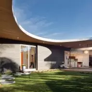 सर्फसाइड प्रोजेक्ट्स आणि लॉयड रसेलद्वारे कॅलिफोर्नियामधील एवोकॅडो एकर घर