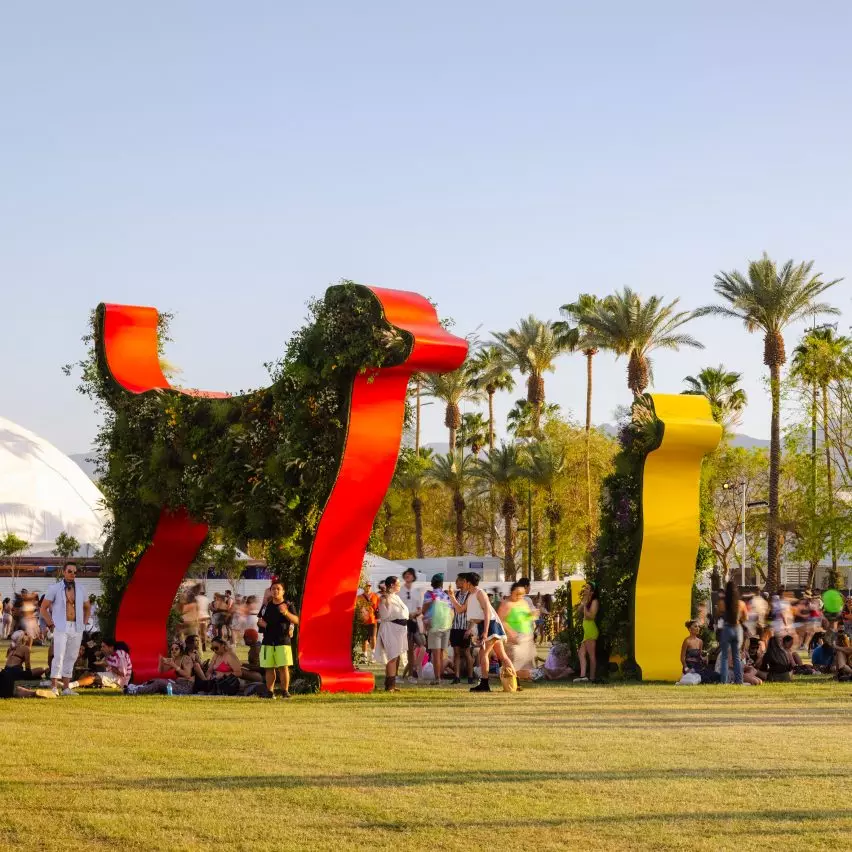 Mutts por Oana Stănescu no Coachella 2022