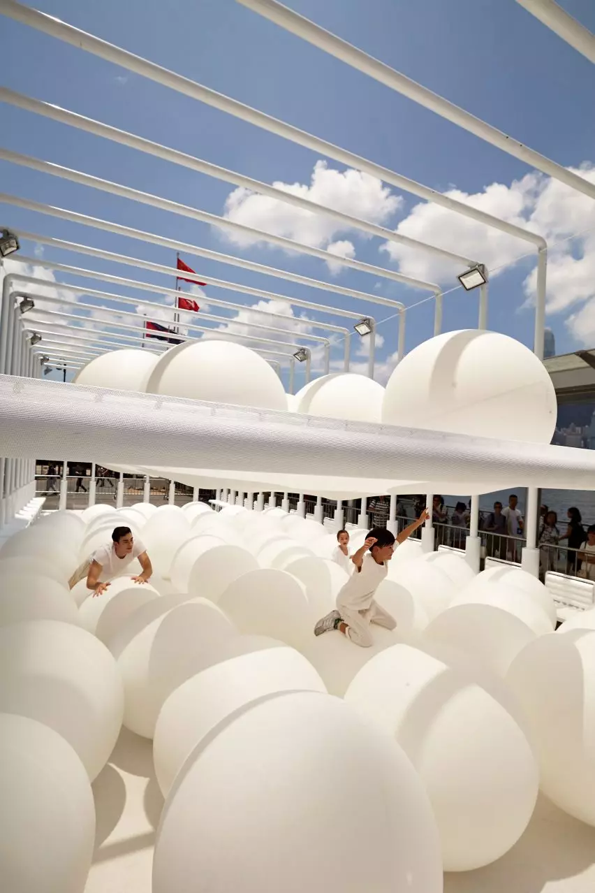 Snarkitecture fyller Hongkongs strand med gigantiska studsbollar