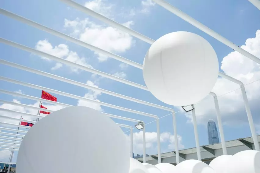 Snarkitecture riempie il lungomare di Hong Kong di gigantesche palline rimbalzanti