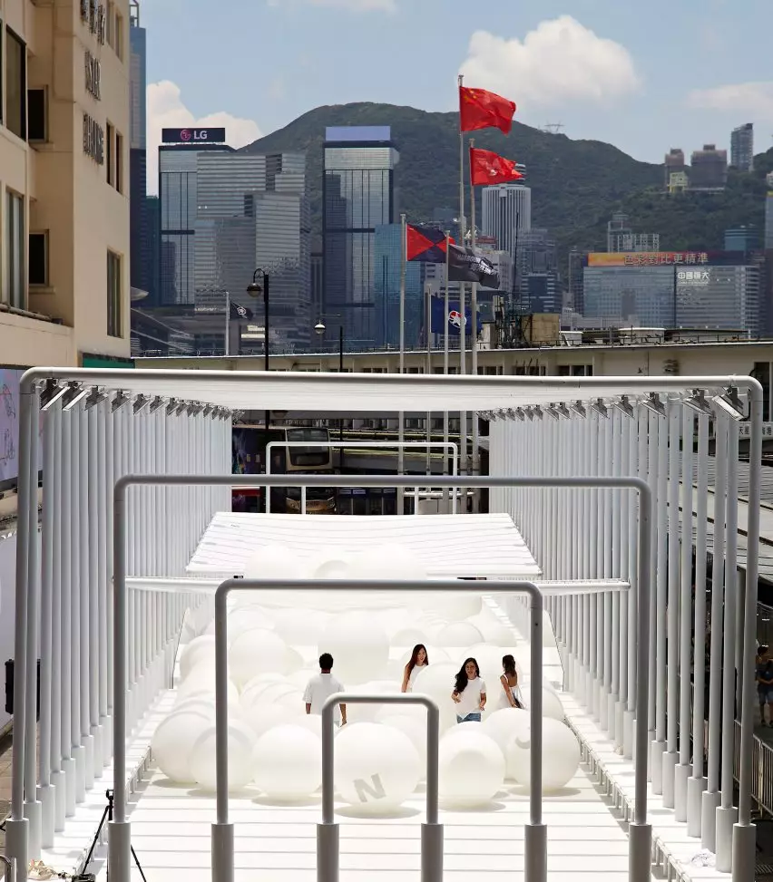 Snarkitecture yuzuza amazi ya Hong Kong imipira minini ya bouncy