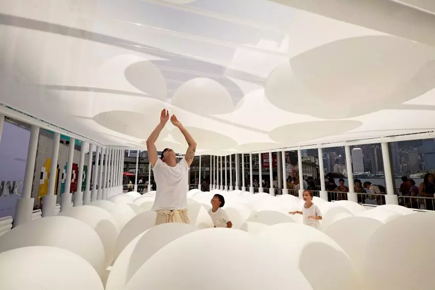 Snarkitecture yuzuza amazi ya Hong Kong imipira minini ya bouncy