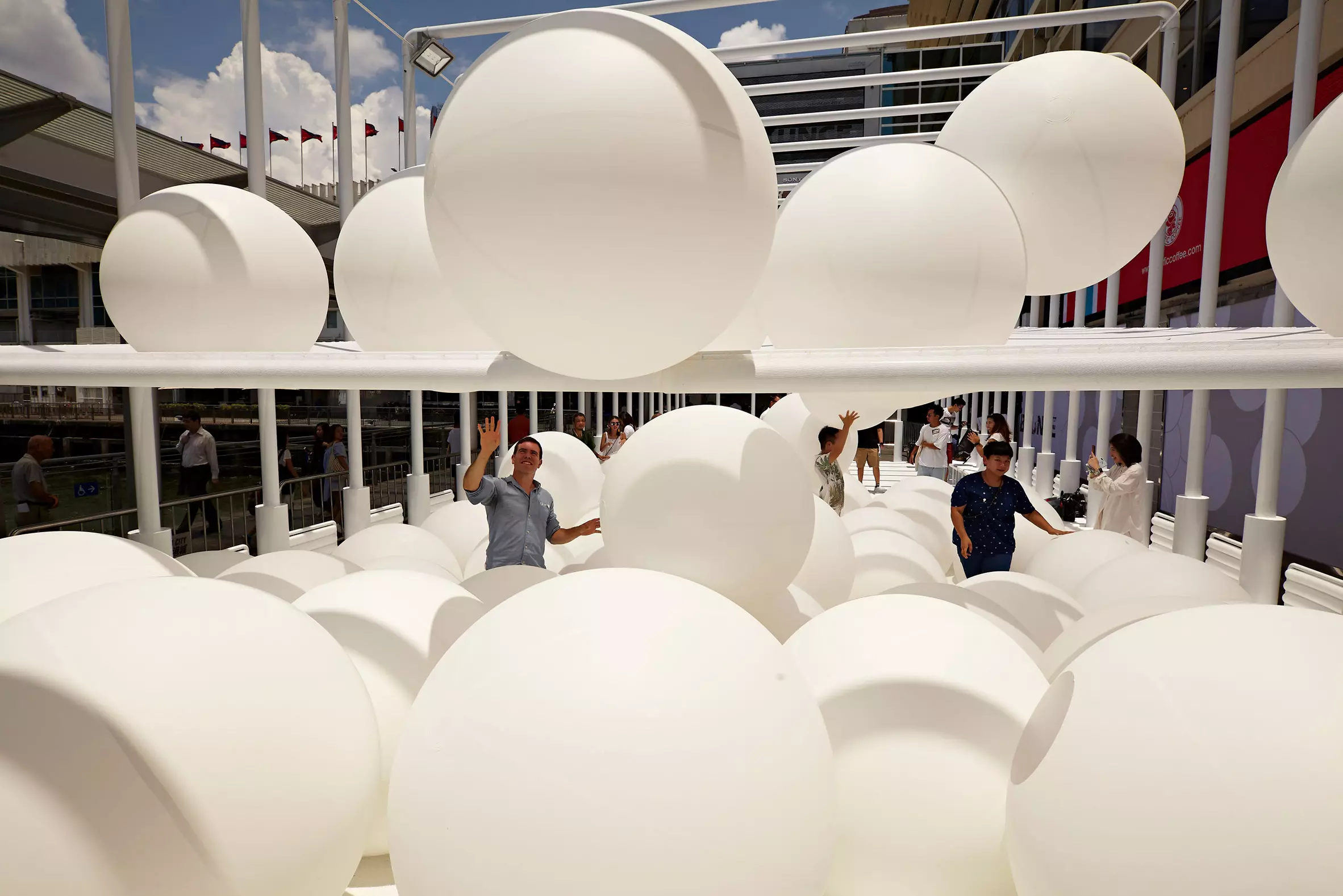 Snarkitecture fyller Hongkongs strand med gigantiska studsbollar