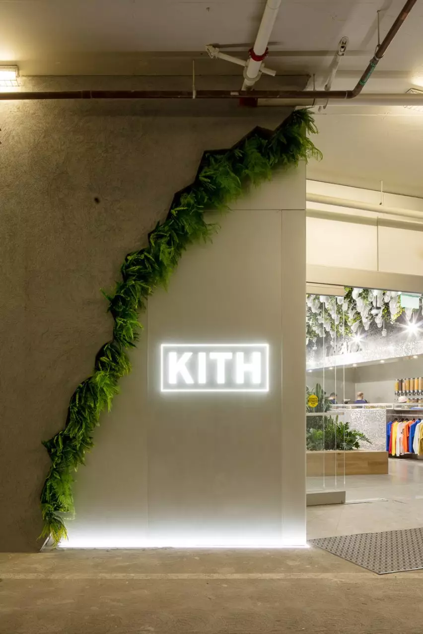 Snarkitecture mencipta paparan kasut yang terang di kedai Kith di Los Angeles 21460_1