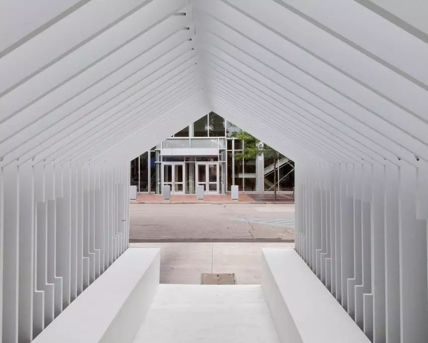 Playhouse by Snarkitecture for Washingston Street Installations από την Exhibit Columbus