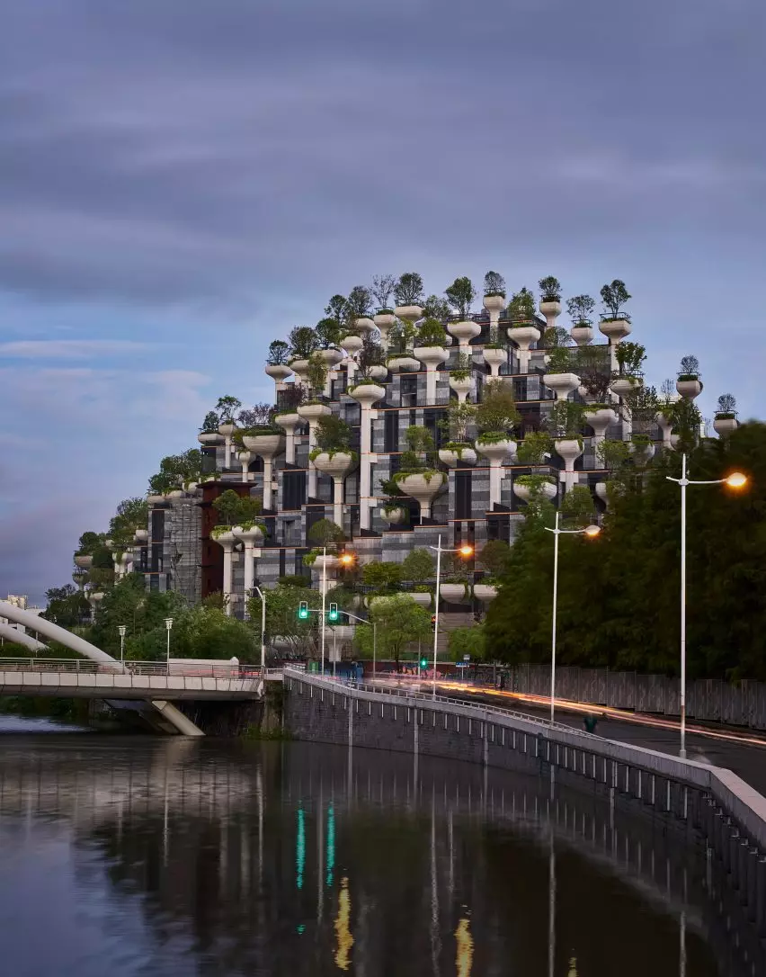 Nýjar myndir af 1.000 trjám eftir Heatherwick Studio næstum því lokið í Kína