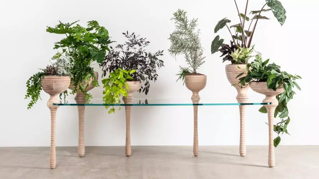 Heatherwick Studio predstavlja modularni radni sto sa drvenim nogama za sadnju