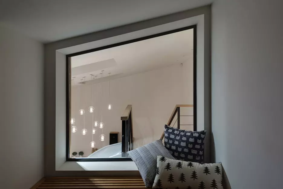 Apartemen-dengan-slide-oleh-KI-Design-Studio_dezeen_936_13