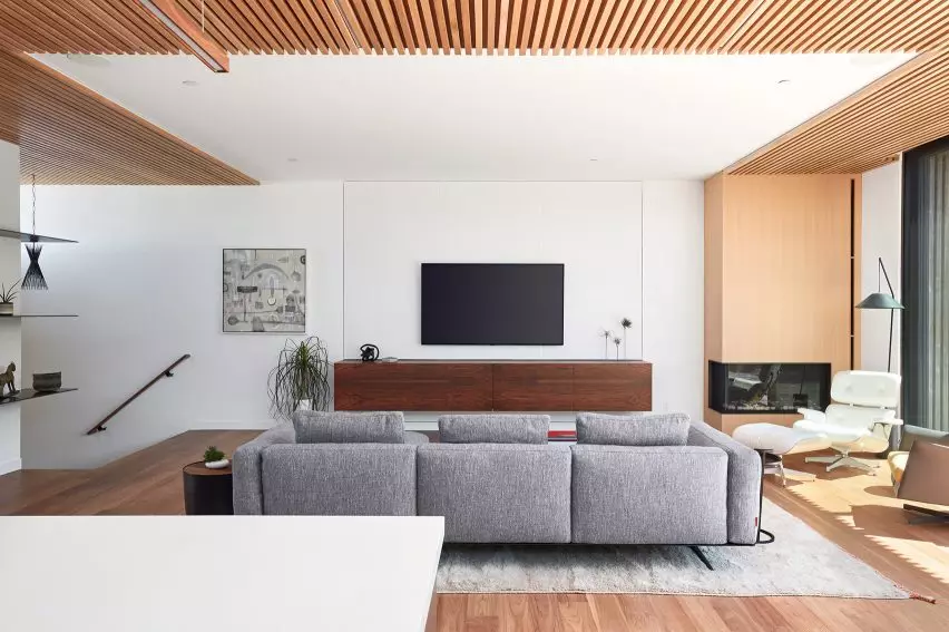 Klopf Modernes Inversions-Wohnzimmer