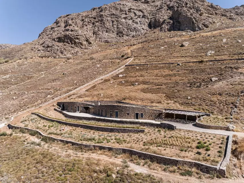 Vista drone della casa Xerolithi di Sinas Architects