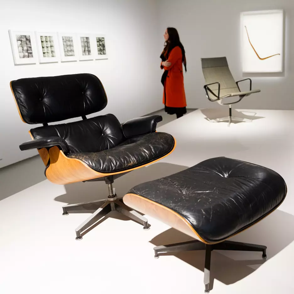 Крэсла Eames Lounge на выставе Barbican