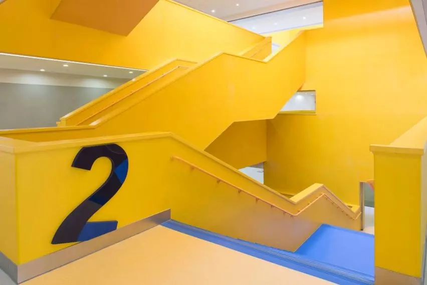 Yellow staircase yog dai kom zoo nkauj nrog ntau tus lej