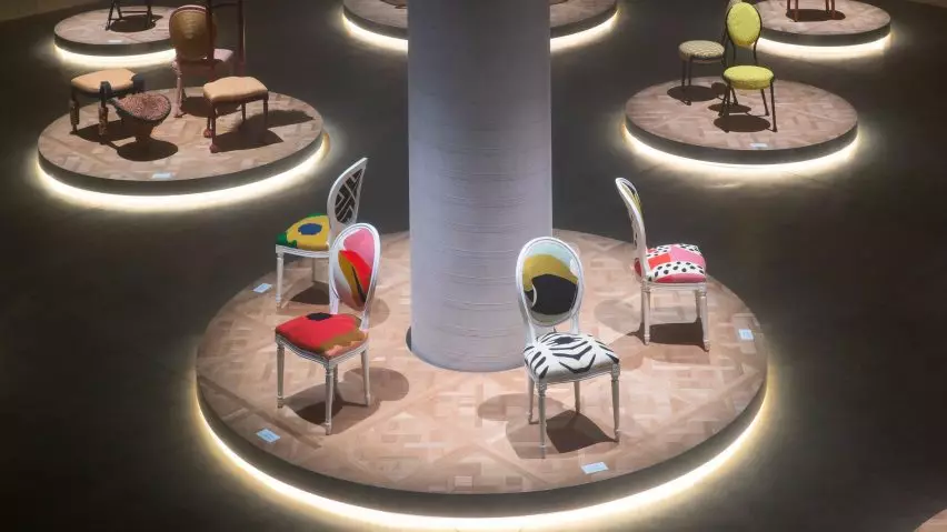 Chairs in Dior Medallion Ausstellung Bert vum Chris Precht aus Dezeen Events Guide