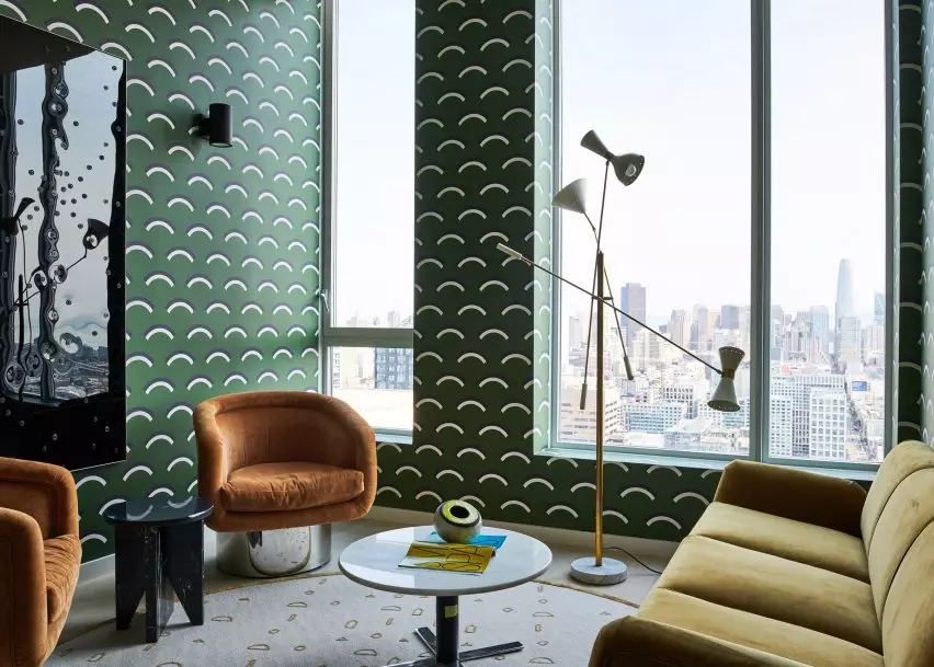 Kancelář se zelenými tapetami a sametovým nábytkem z výstavy přístřešek v San Franciscu od Gabriela a Guillauma