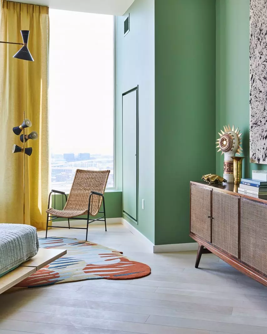 Hlavní ložnice se zelenými stěnami z výstavy Fifteen Fifty penthouse od Gabriel & Guillaume
